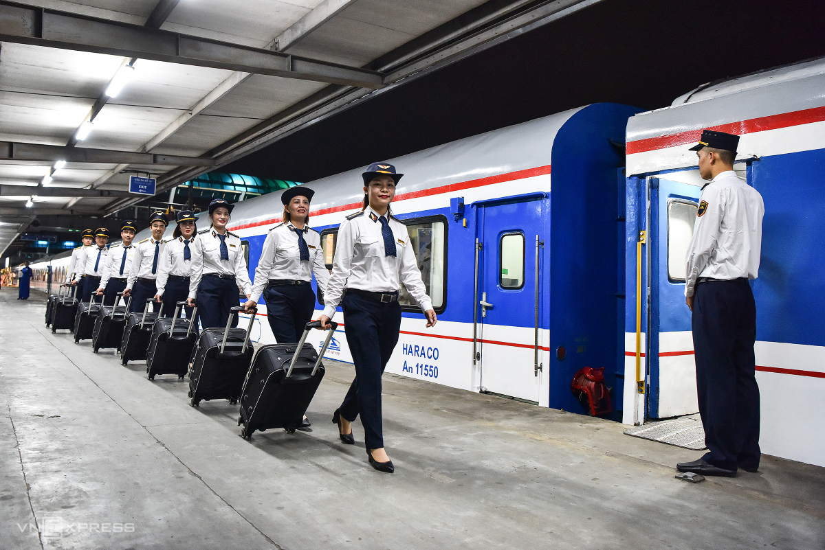 Hanoi-Da Nang high-quality train service officially launched